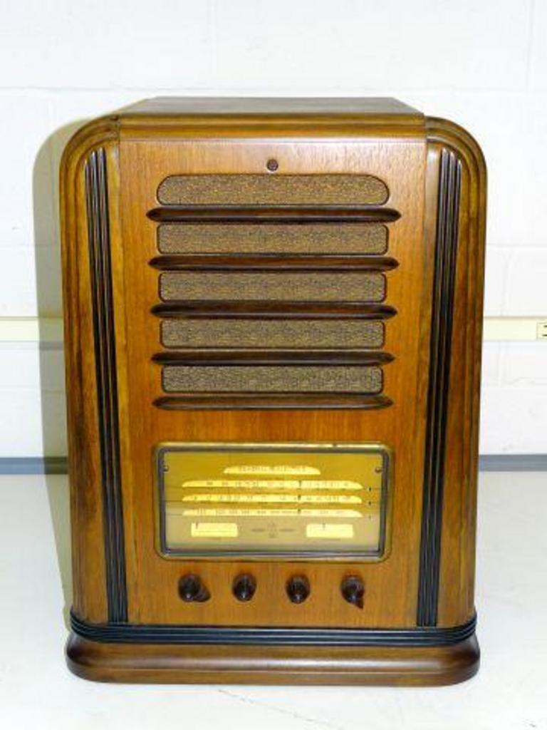 Auction Ohio | Vintage GE Radio