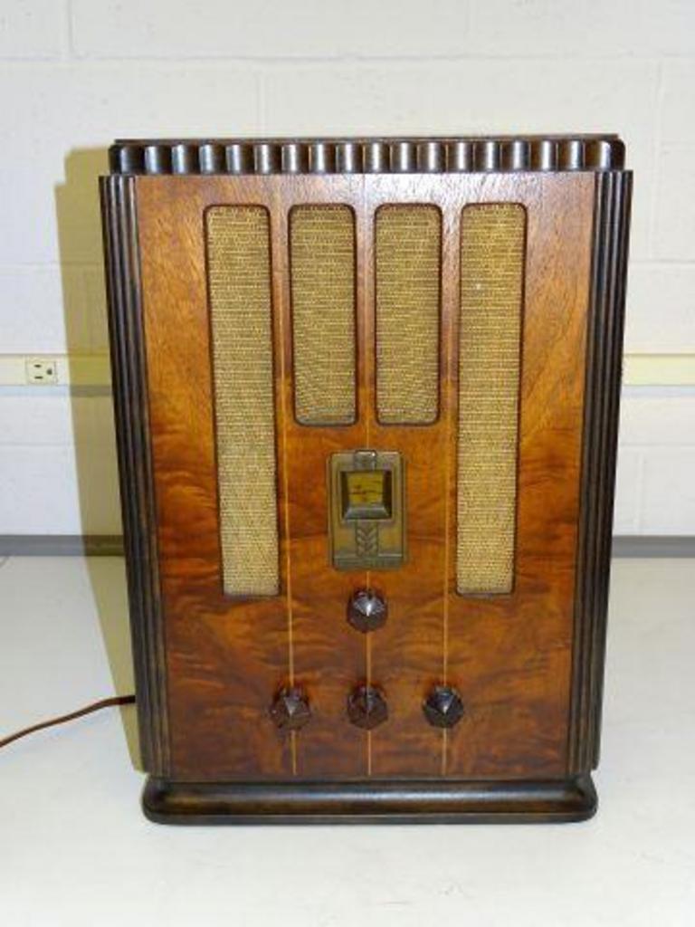 Auction Ohio | Vintage GE Radio