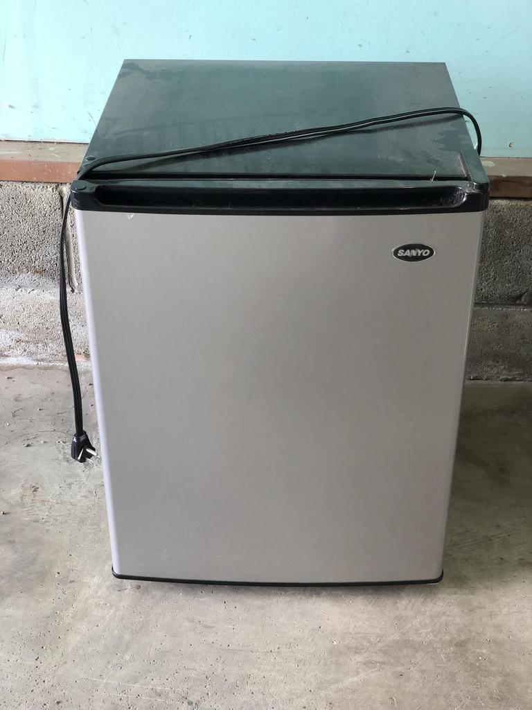 Auction Ohio | Sanyo Mini Fridge