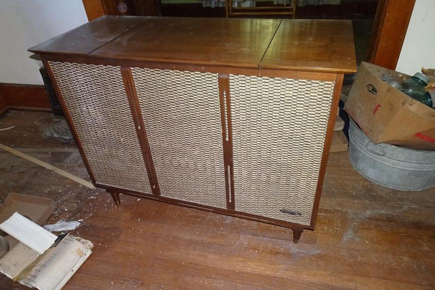 Auction Ohio | Emerson Console Radio