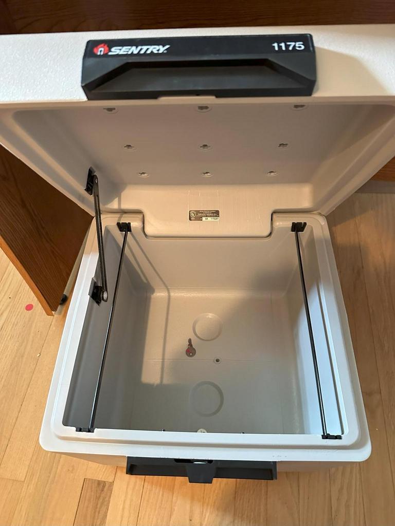 Auction Ohio | Sentry 1175 safe