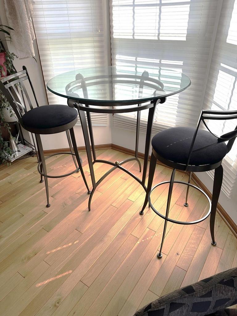 Auction Ohio | Bartop table w 2 stools