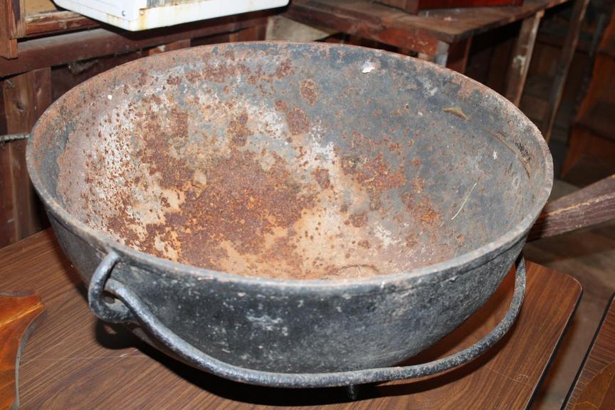Auction Ohio | Antique cast iron cauldron