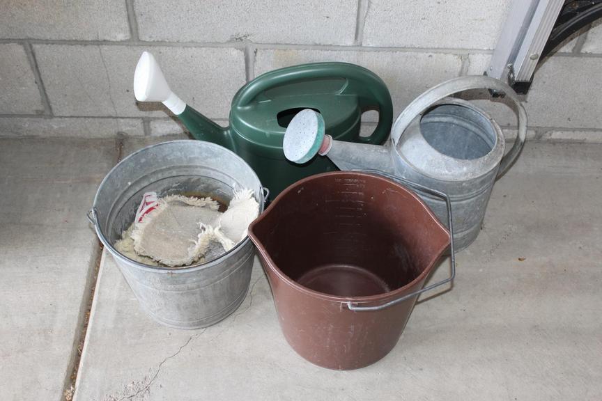 Auction Ohio | Cans & buckets