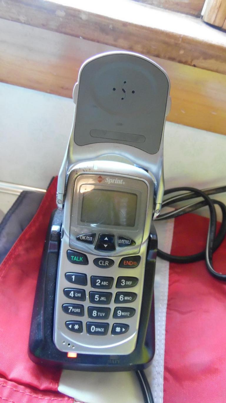 Auction Ohio | Vintage Sprint Flip Phone