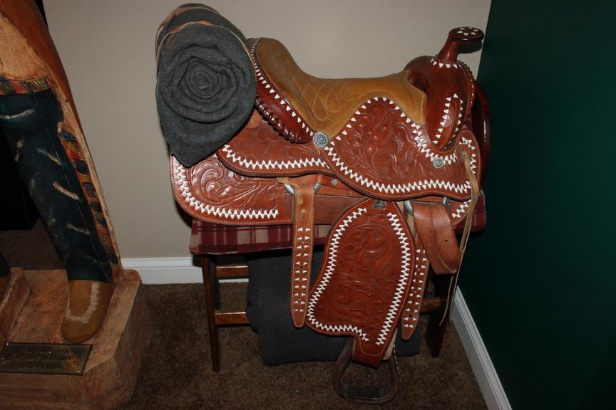 Auction Ohio | Western Saddle & Stand